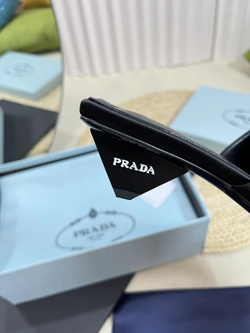Low-cost Prada Slippers