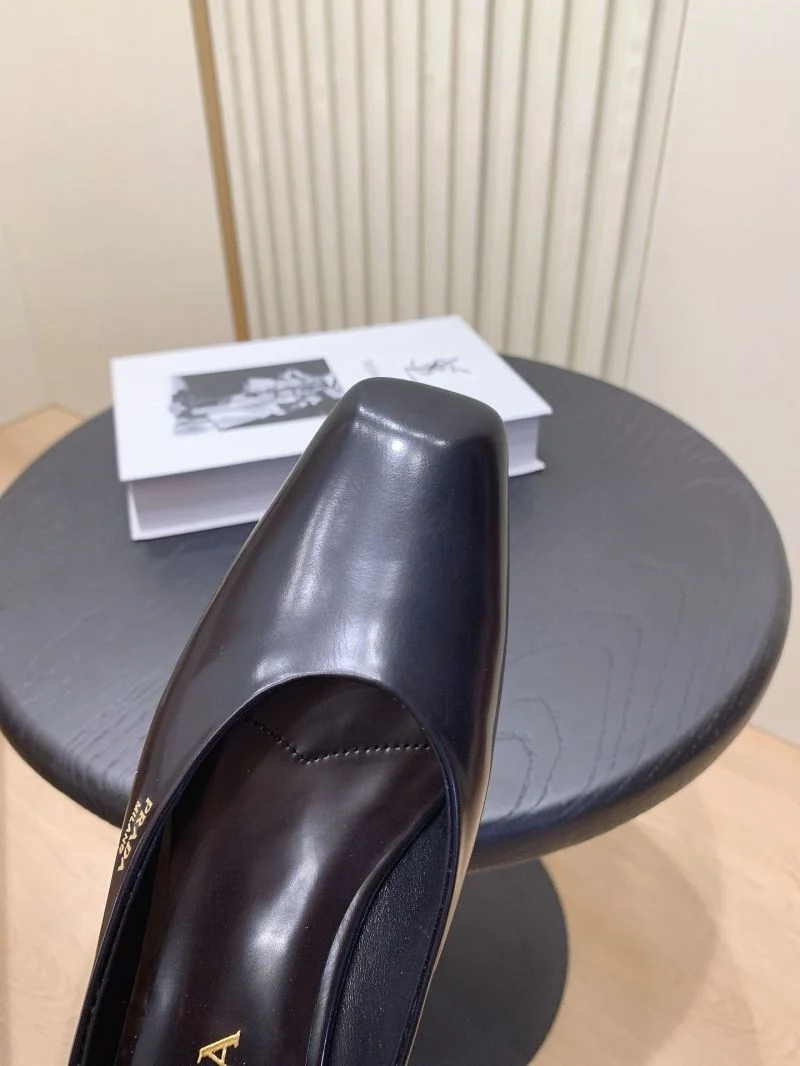 Low-cost Prada Slippers