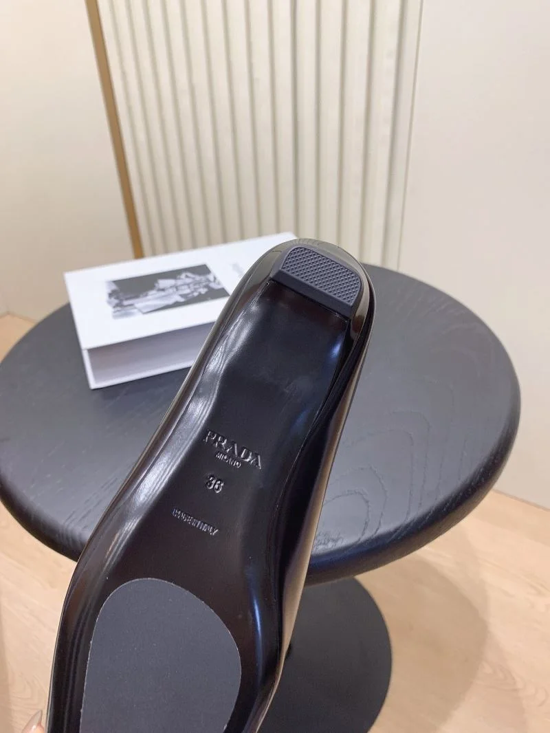 Low-cost Prada Slippers