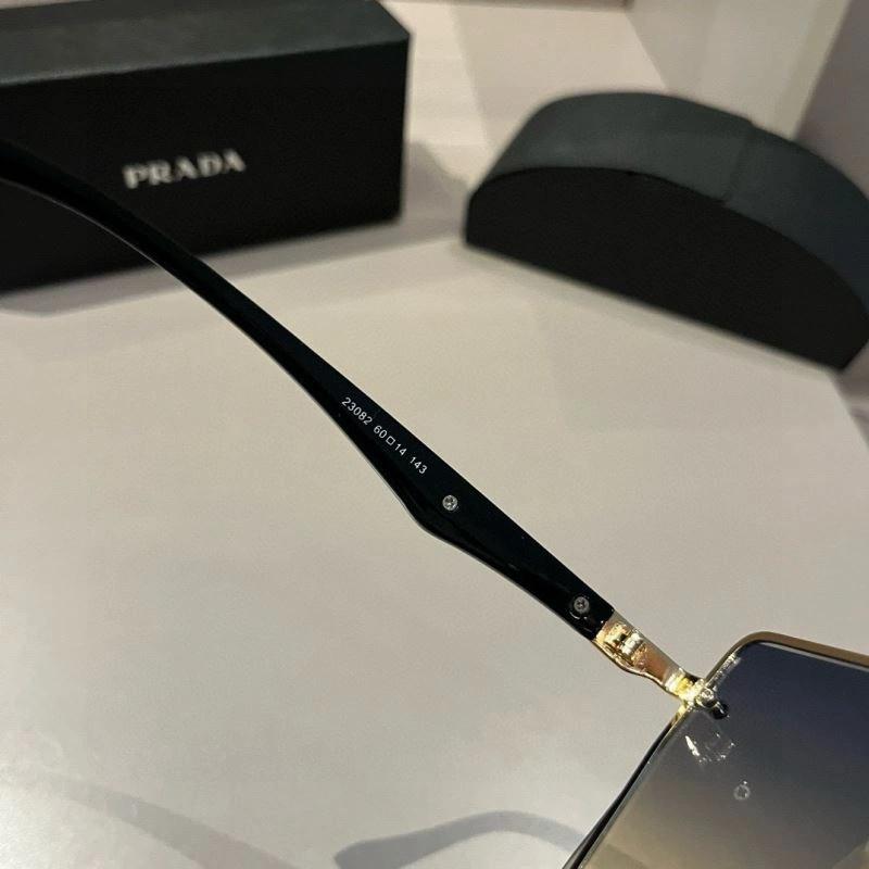 Top mirror Prada Sunglasses