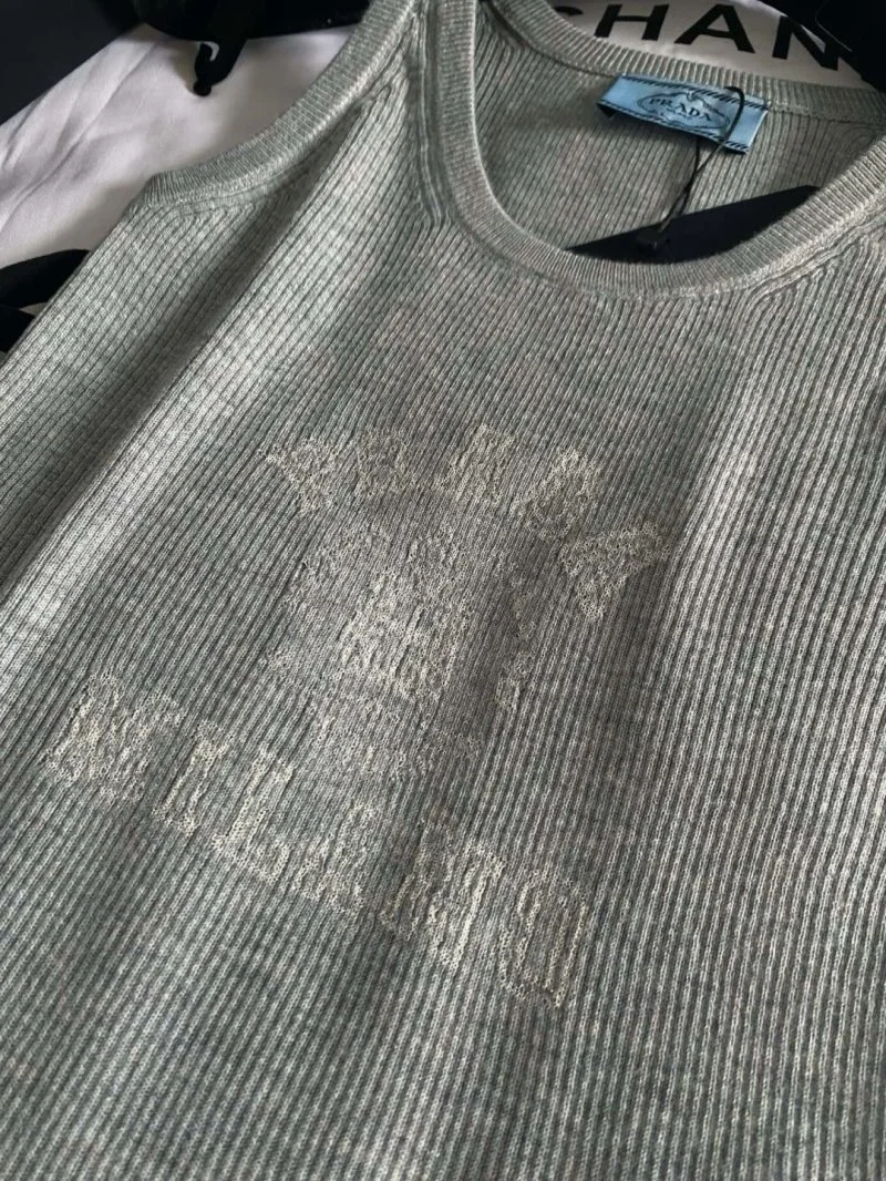 Accurate model Prada Vest