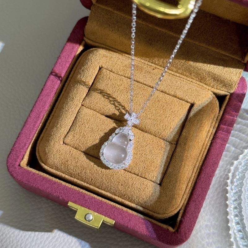 Indistinguishable Qeelin Necklaces