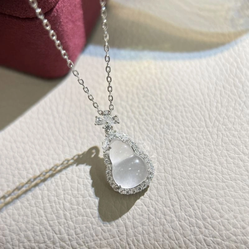 Indistinguishable Qeelin Necklaces