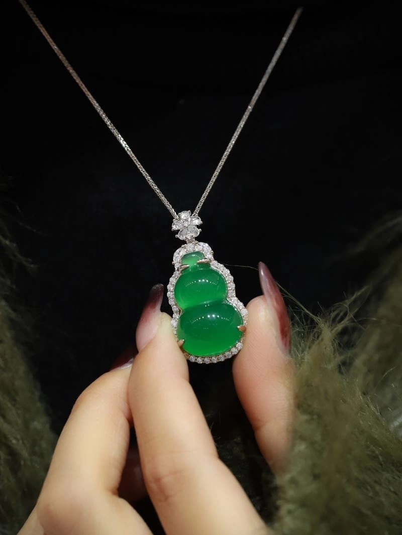 Low-cost Qeelin Necklaces