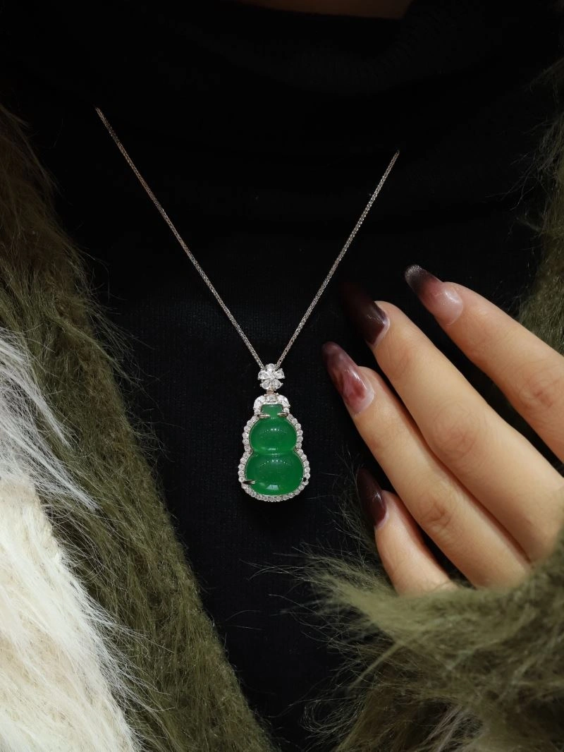Low-cost Qeelin Necklaces