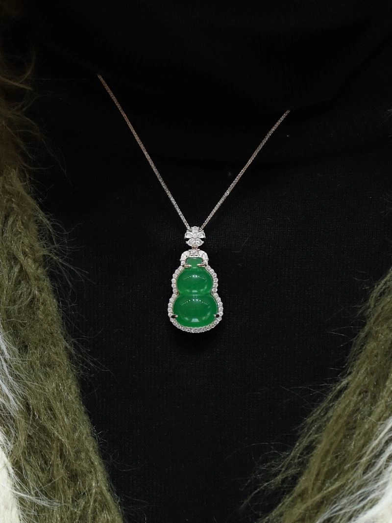 Low-cost Qeelin Necklaces