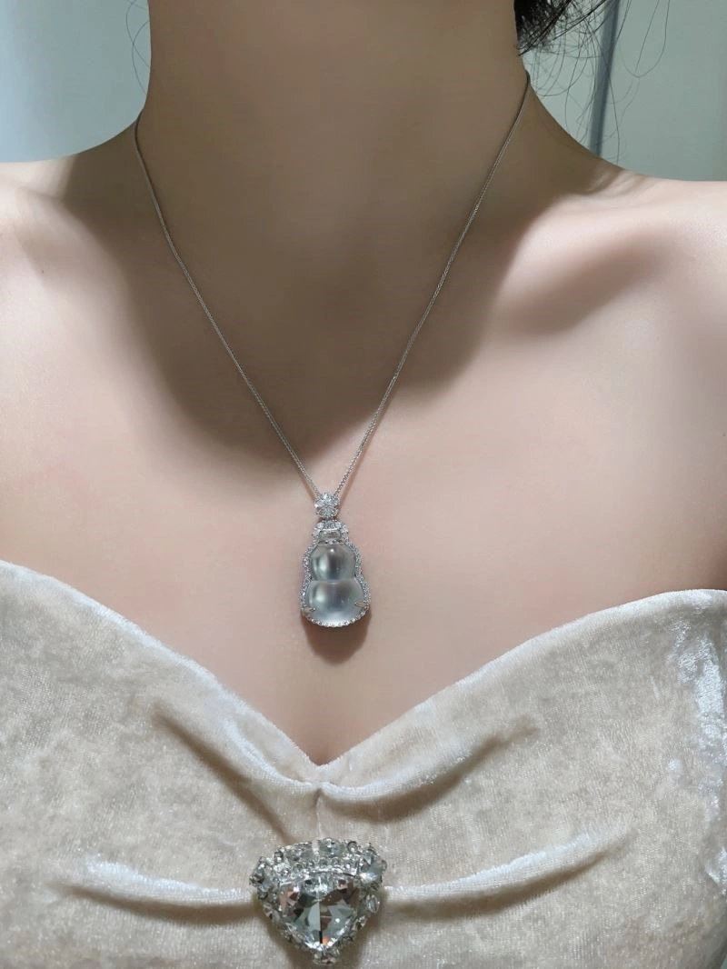 Accurate model Qeelin Necklaces