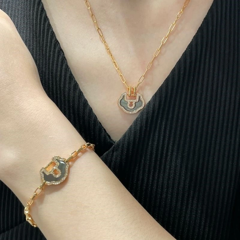 Top mirror Qeelin Necklaces