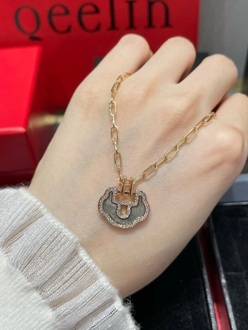 Top mirror Qeelin Necklaces