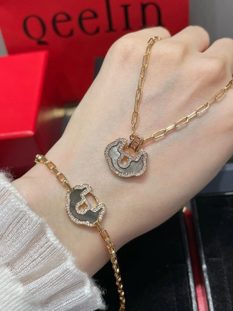 Top mirror Qeelin Necklaces