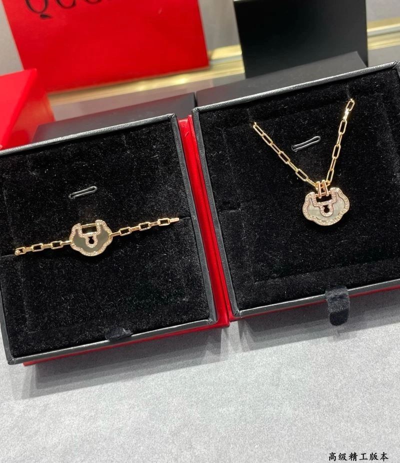 Top mirror Qeelin Necklaces