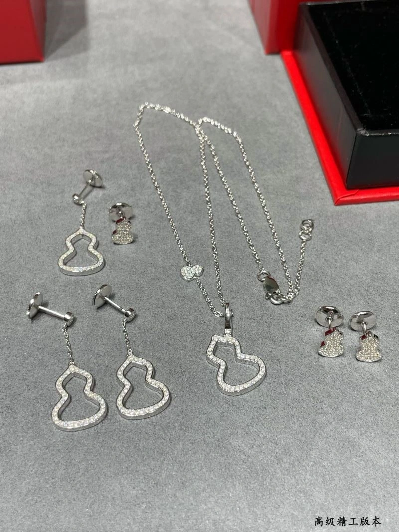 Indistinguishable Qeelin Necklaces
