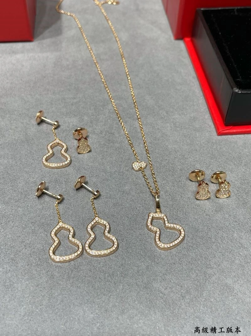 Indistinguishable Qeelin Necklaces