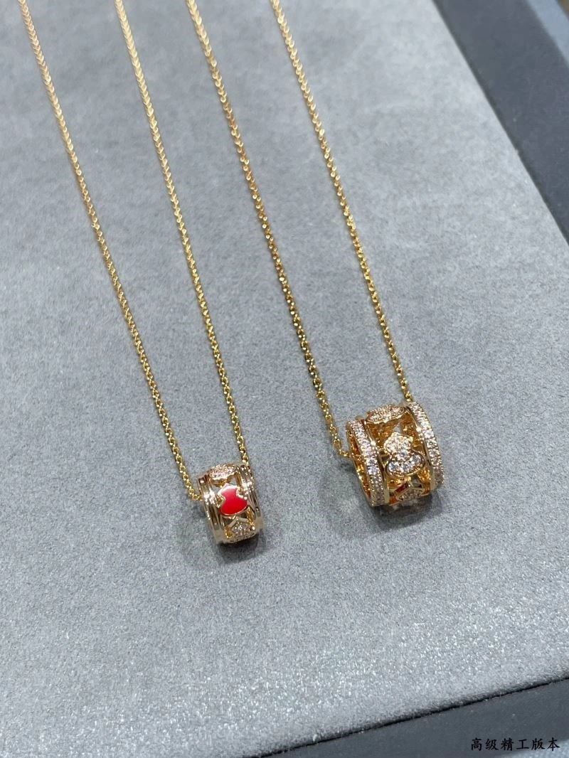 Top mirror Qeelin Necklaces