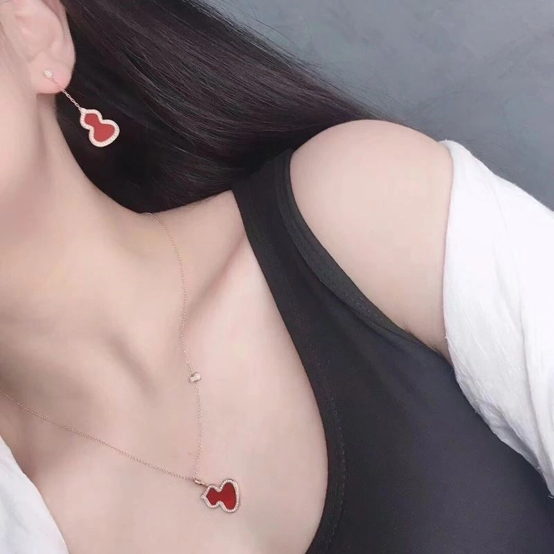 Indistinguishable Qeelin Necklaces