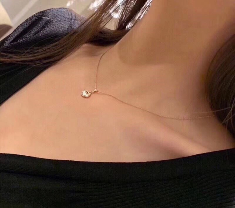 Low-cost Qeelin Necklaces