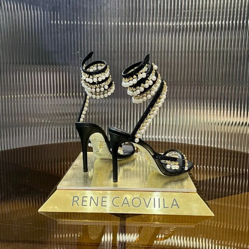 Accurate model Rene Caovilla Sandals