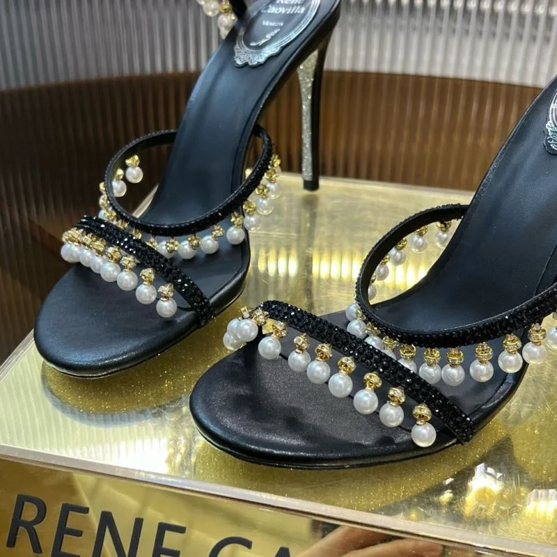 Accurate model Rene Caovilla Sandals