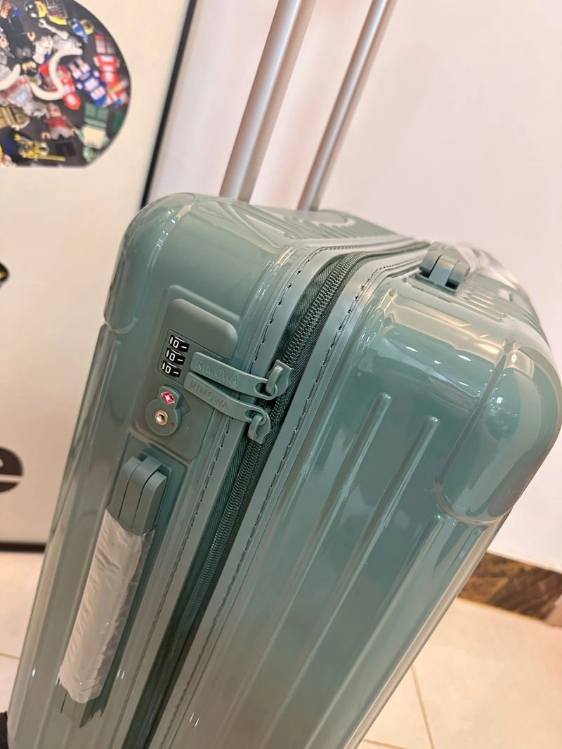Low-cost Rimowa Suitcase