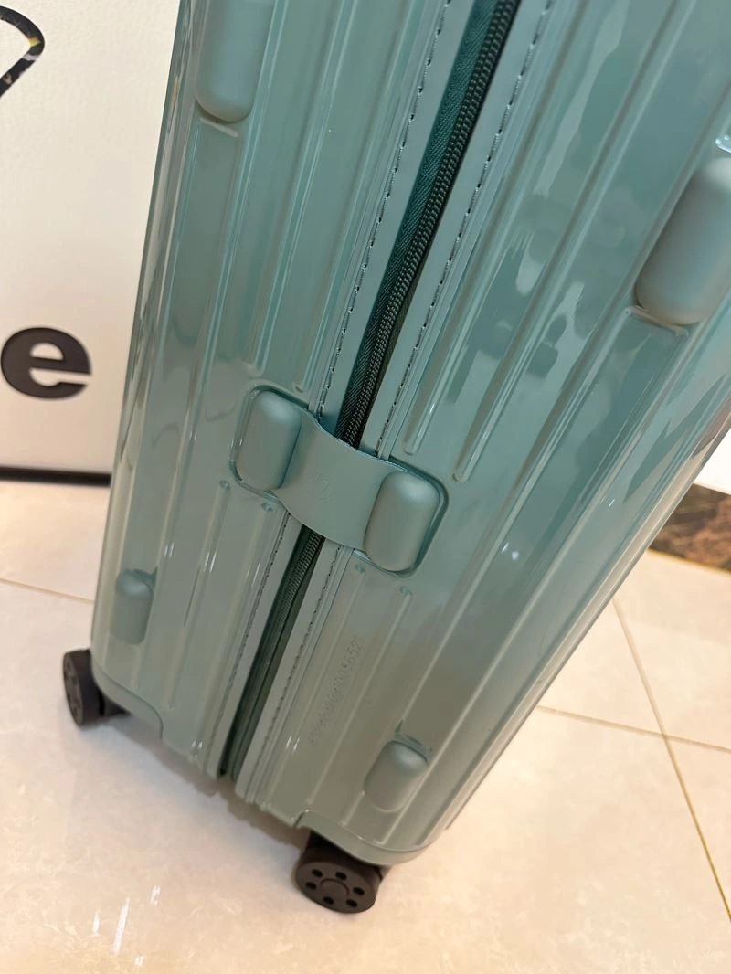 Low-cost Rimowa Suitcase