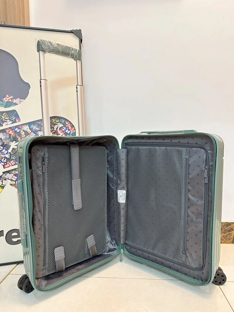 Low-cost Rimowa Suitcase