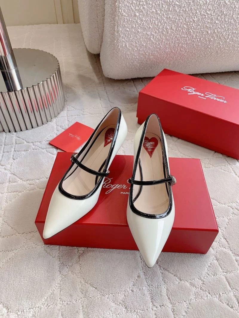 Accurate model Roger Vivier Sandals
