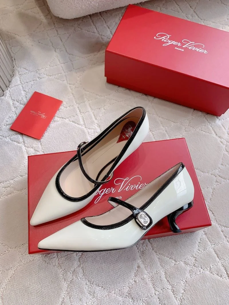 Accurate model Roger Vivier Sandals