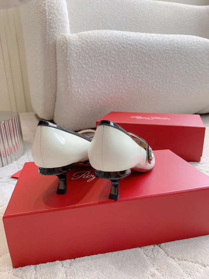 Accurate model Roger Vivier Sandals
