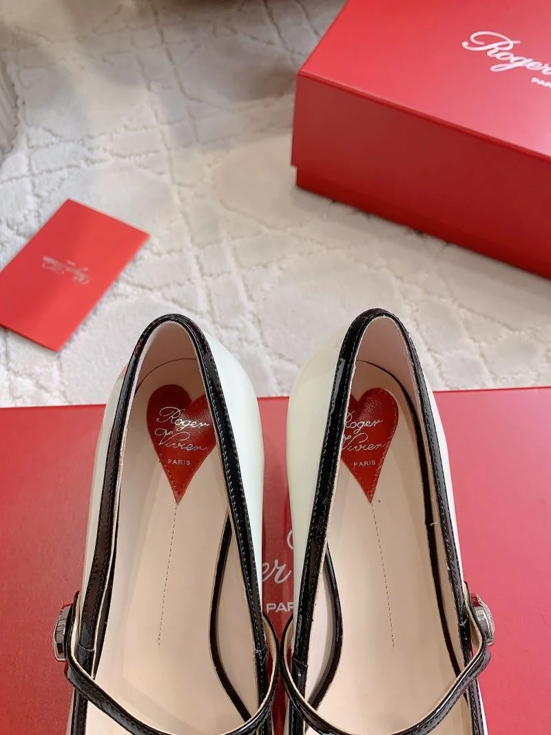 Accurate model Roger Vivier Sandals