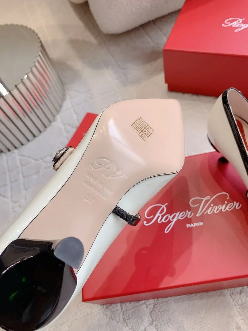 Accurate model Roger Vivier Sandals