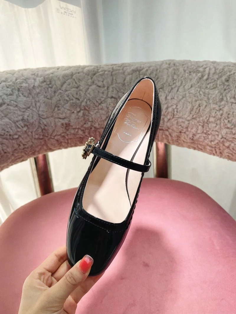 Exact replica Roger Vivier Shoes