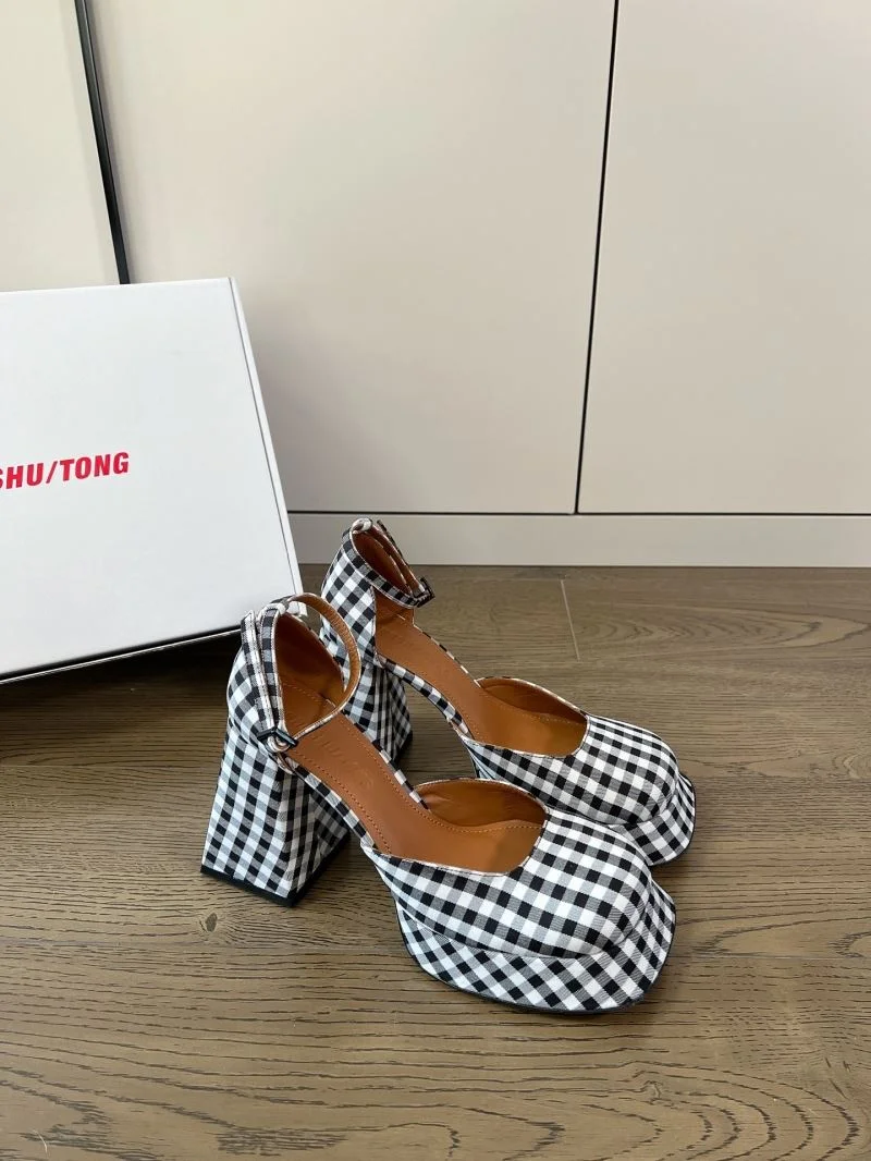 Real Shushutong Sandals