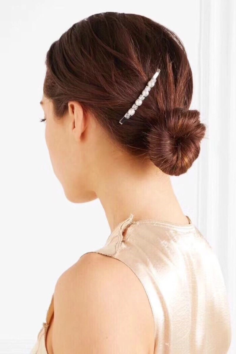 Accurate model Simone Rocha Hairpins