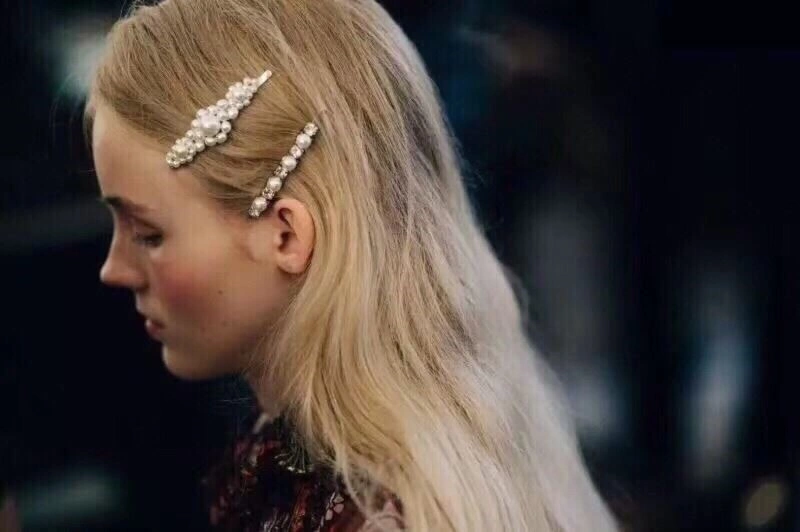 Accurate model Simone Rocha Hairpins