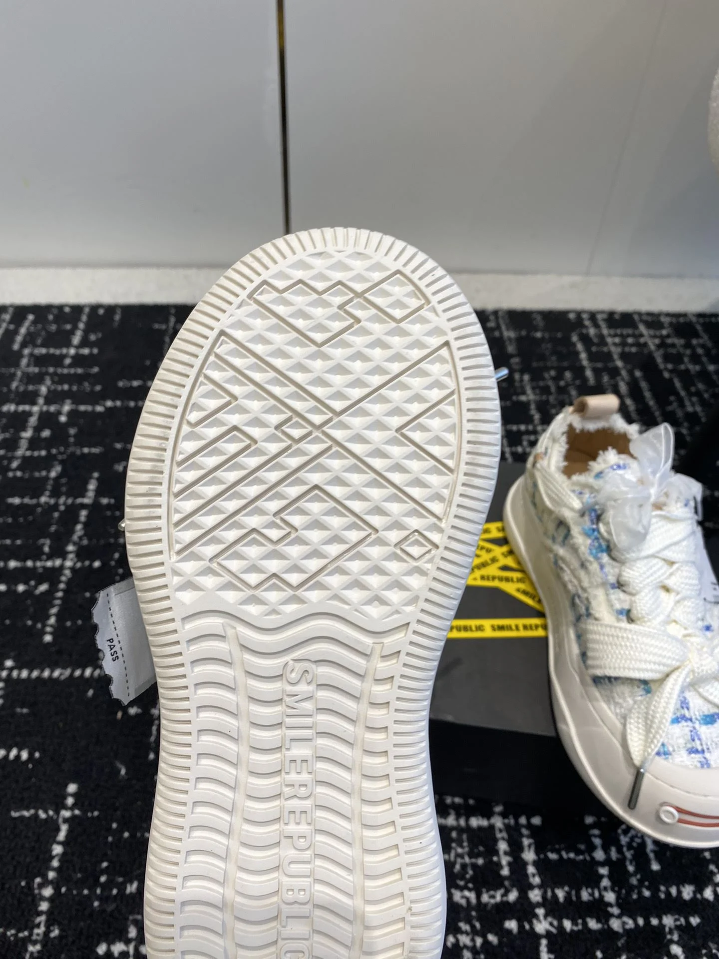 High fidelity Smilerepublic Shoes