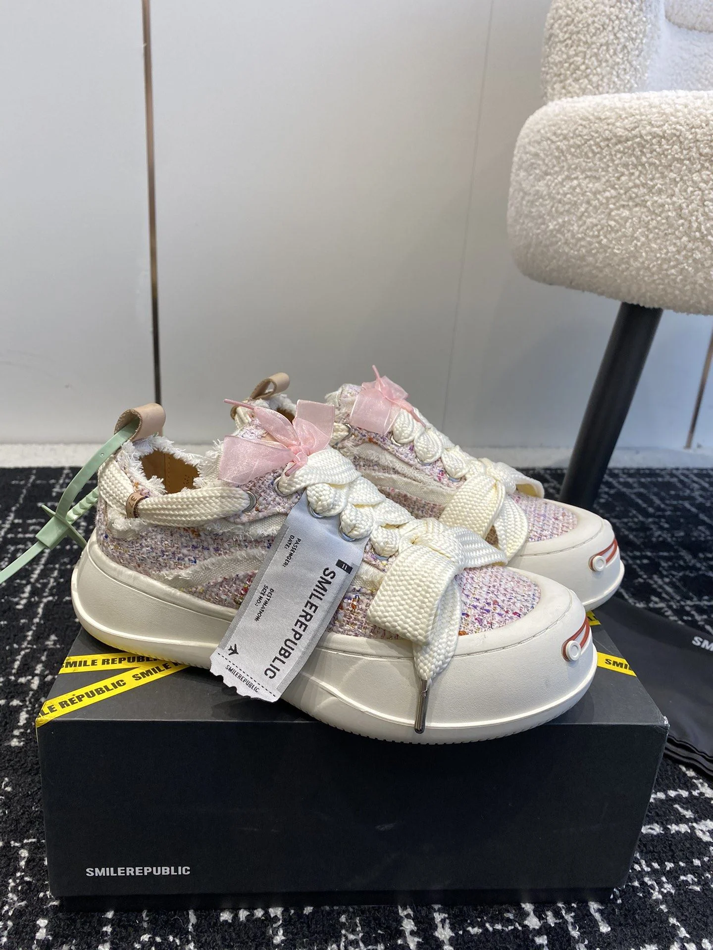 Accurate model Smilerepublic Shoes