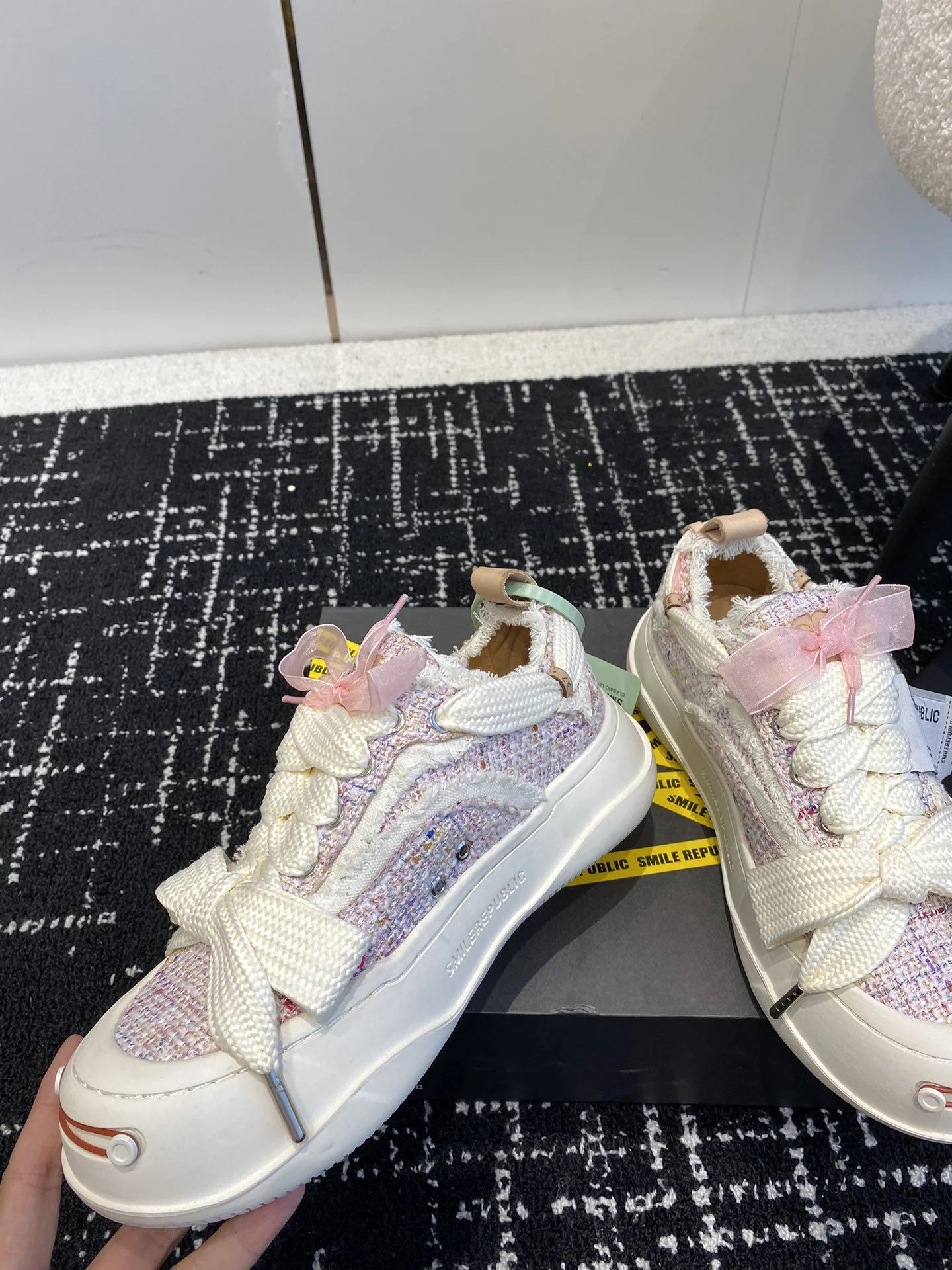 Accurate model Smilerepublic Shoes