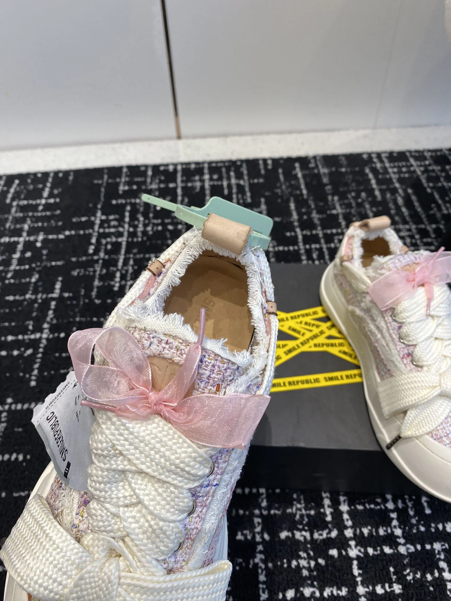 Accurate model Smilerepublic Shoes
