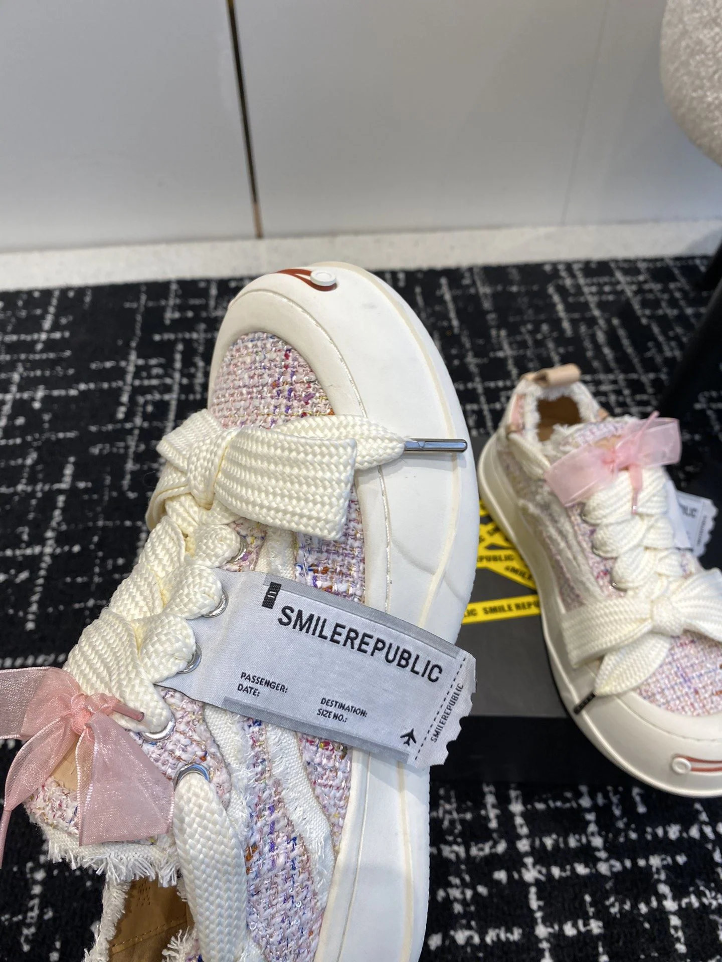 Accurate model Smilerepublic Shoes