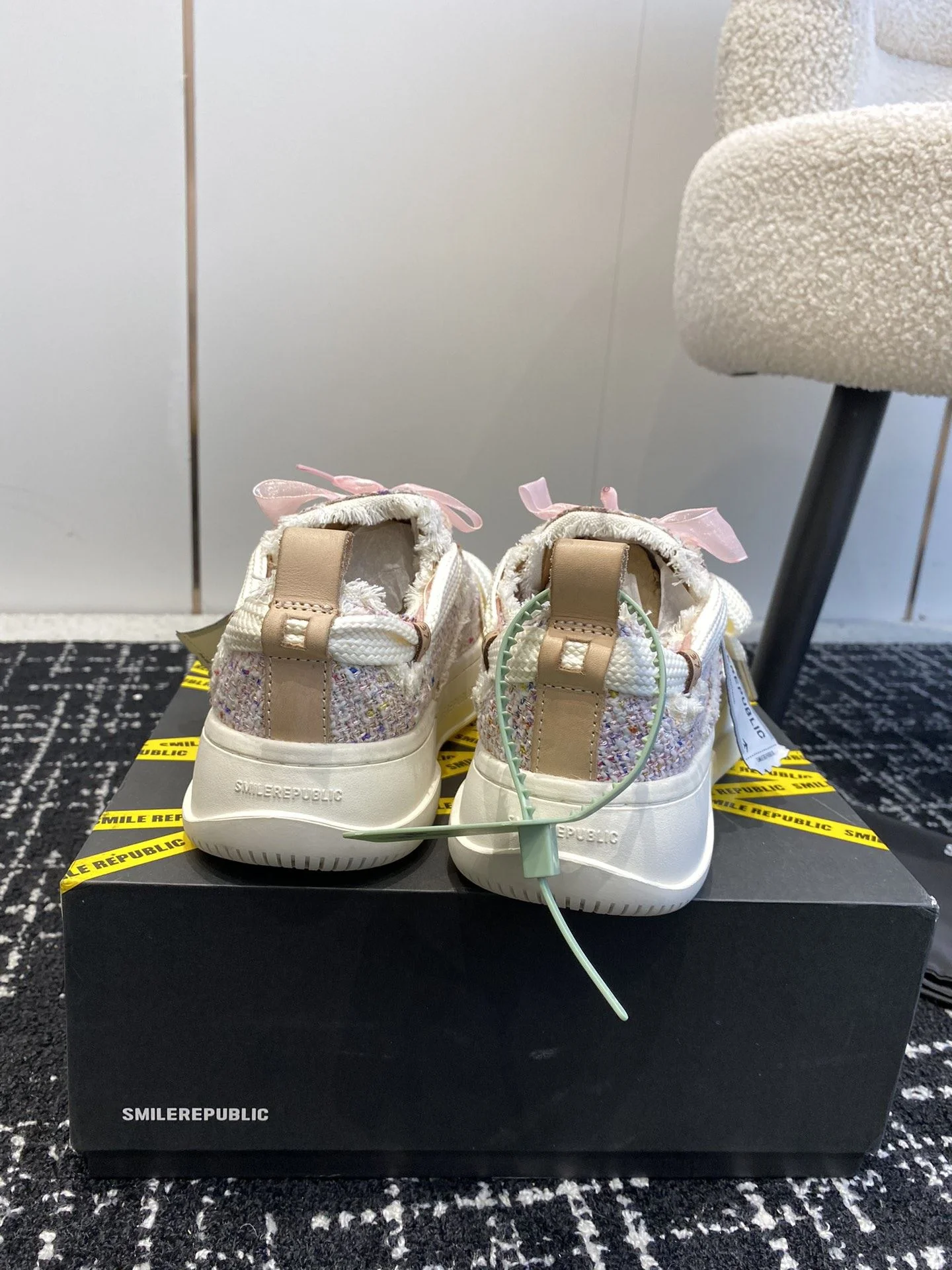 Accurate model Smilerepublic Shoes