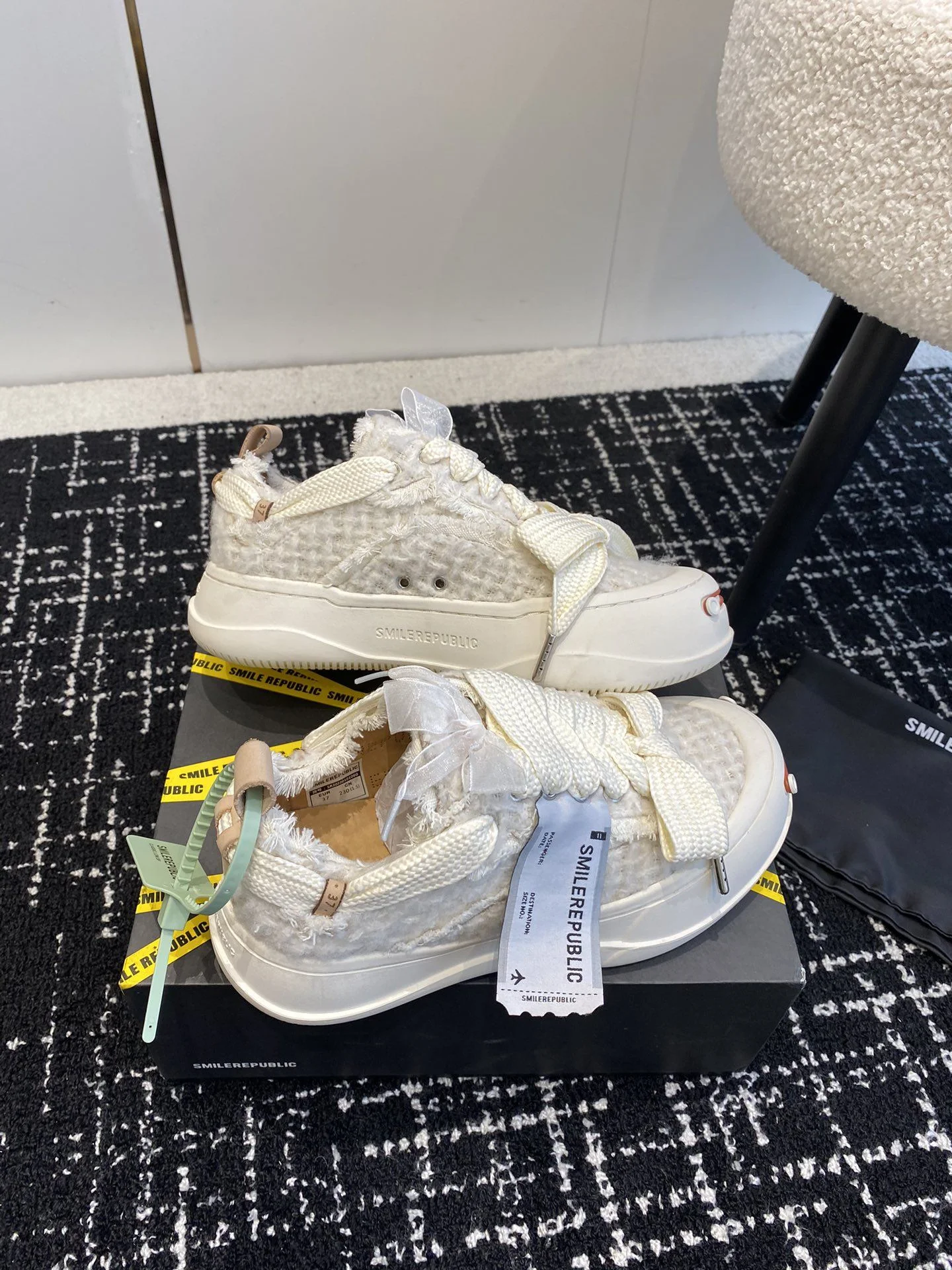 Top mirror Smilerepublic Shoes