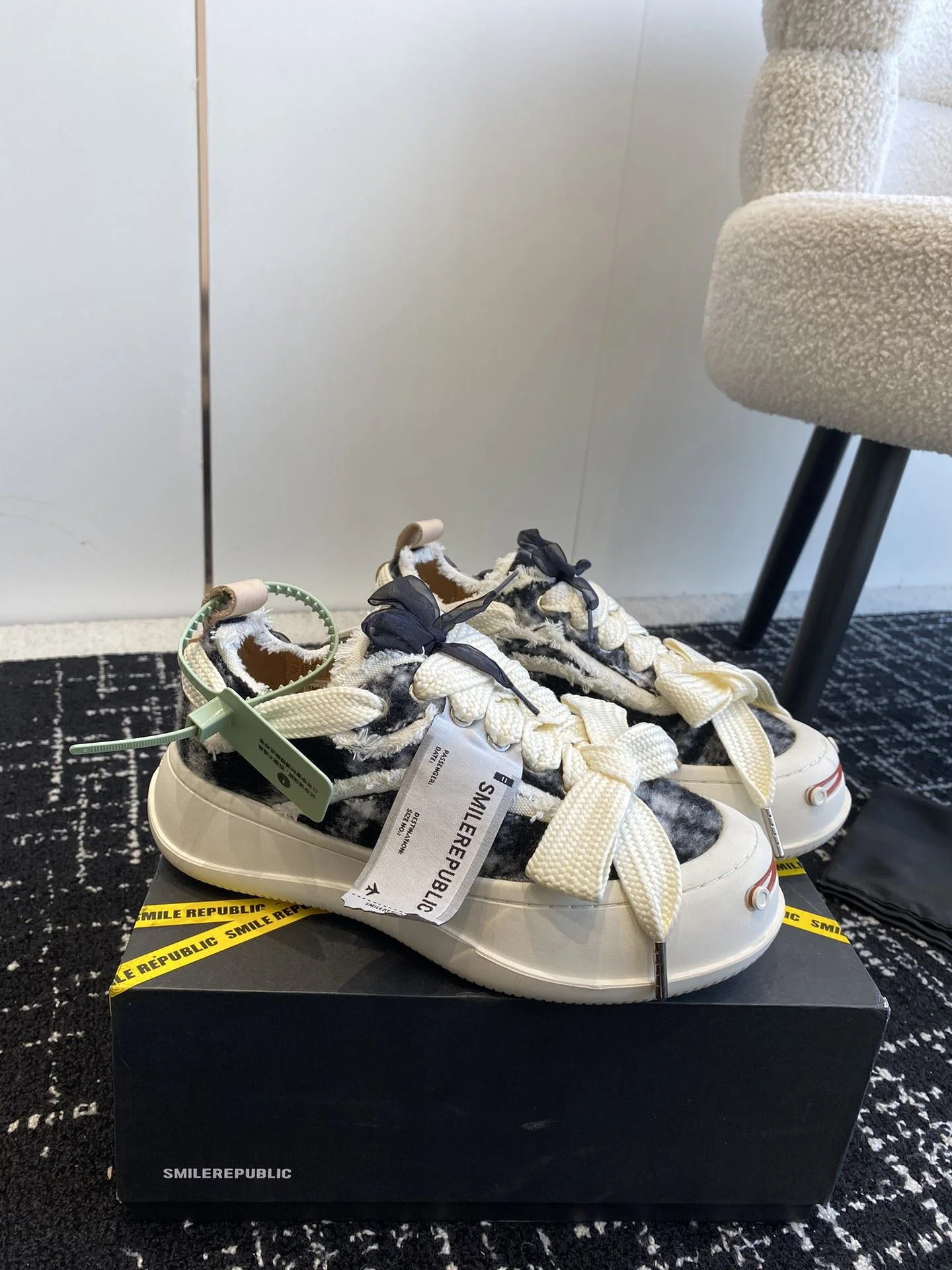 Accurate model Smilerepublic Shoes