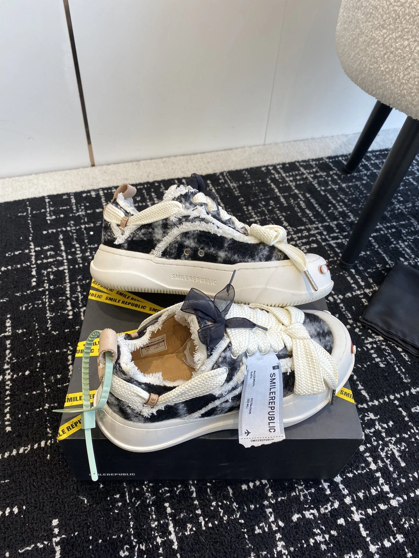 Accurate model Smilerepublic Shoes