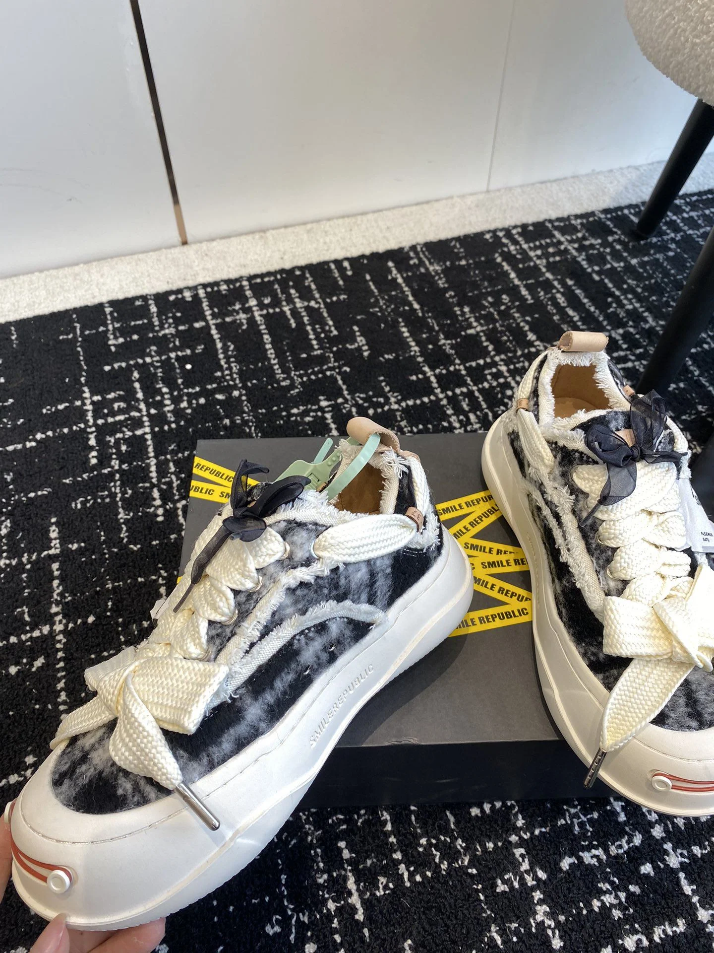 Accurate model Smilerepublic Shoes