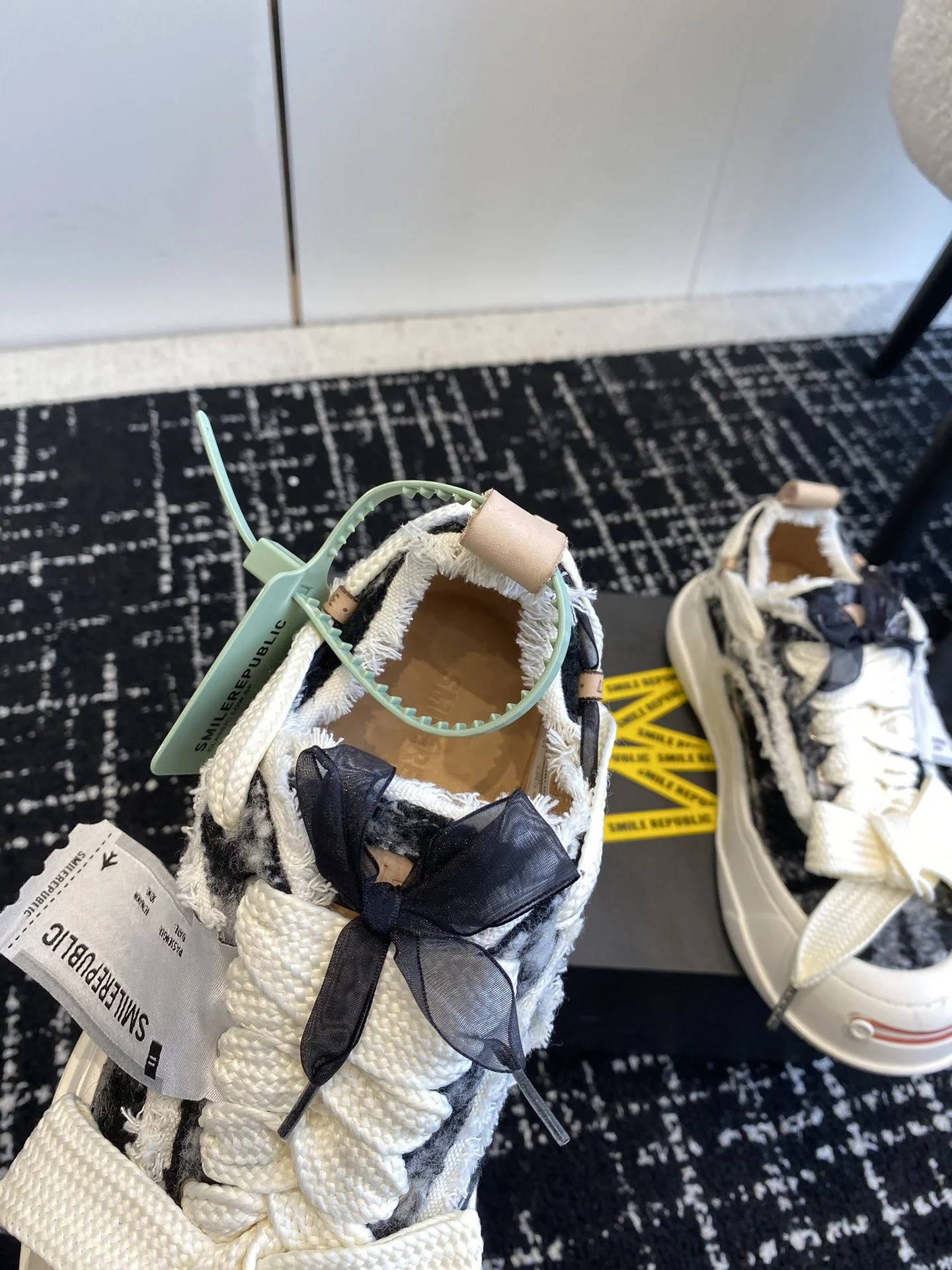 Accurate model Smilerepublic Shoes