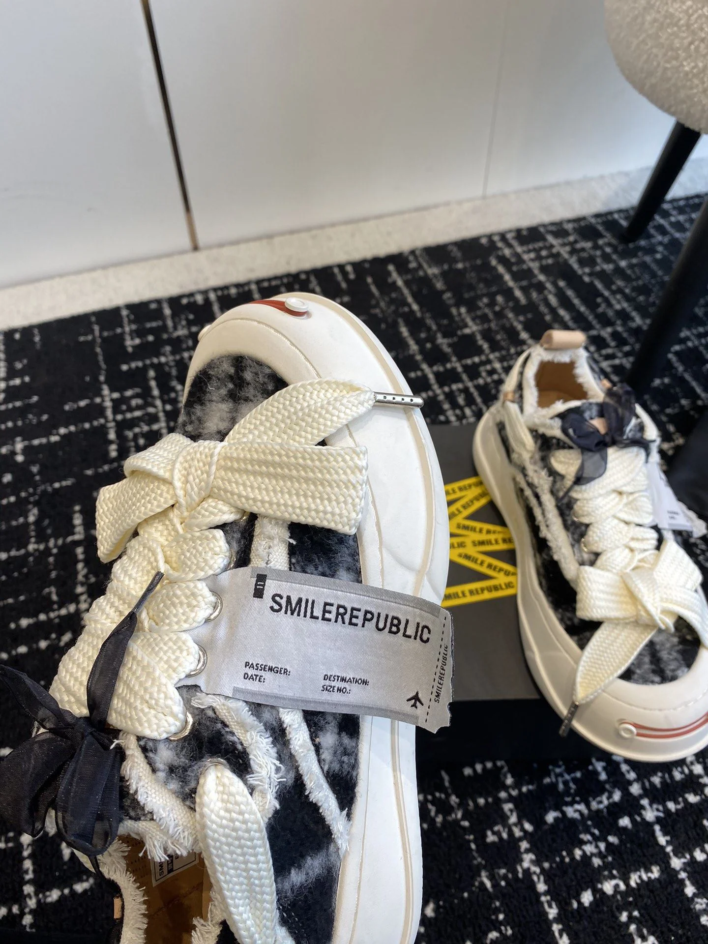 Accurate model Smilerepublic Shoes