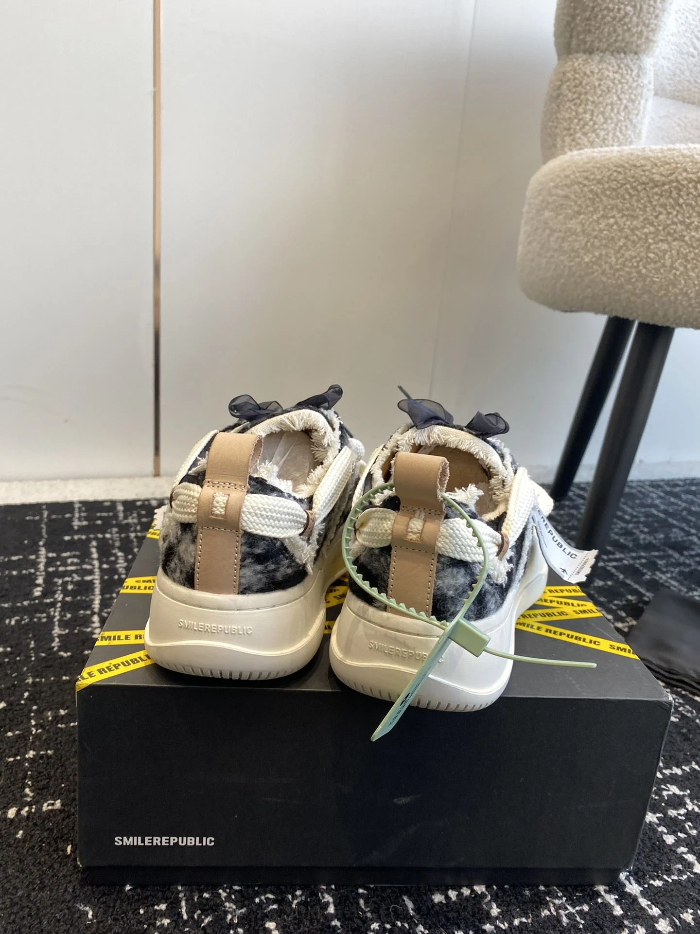 Accurate model Smilerepublic Shoes