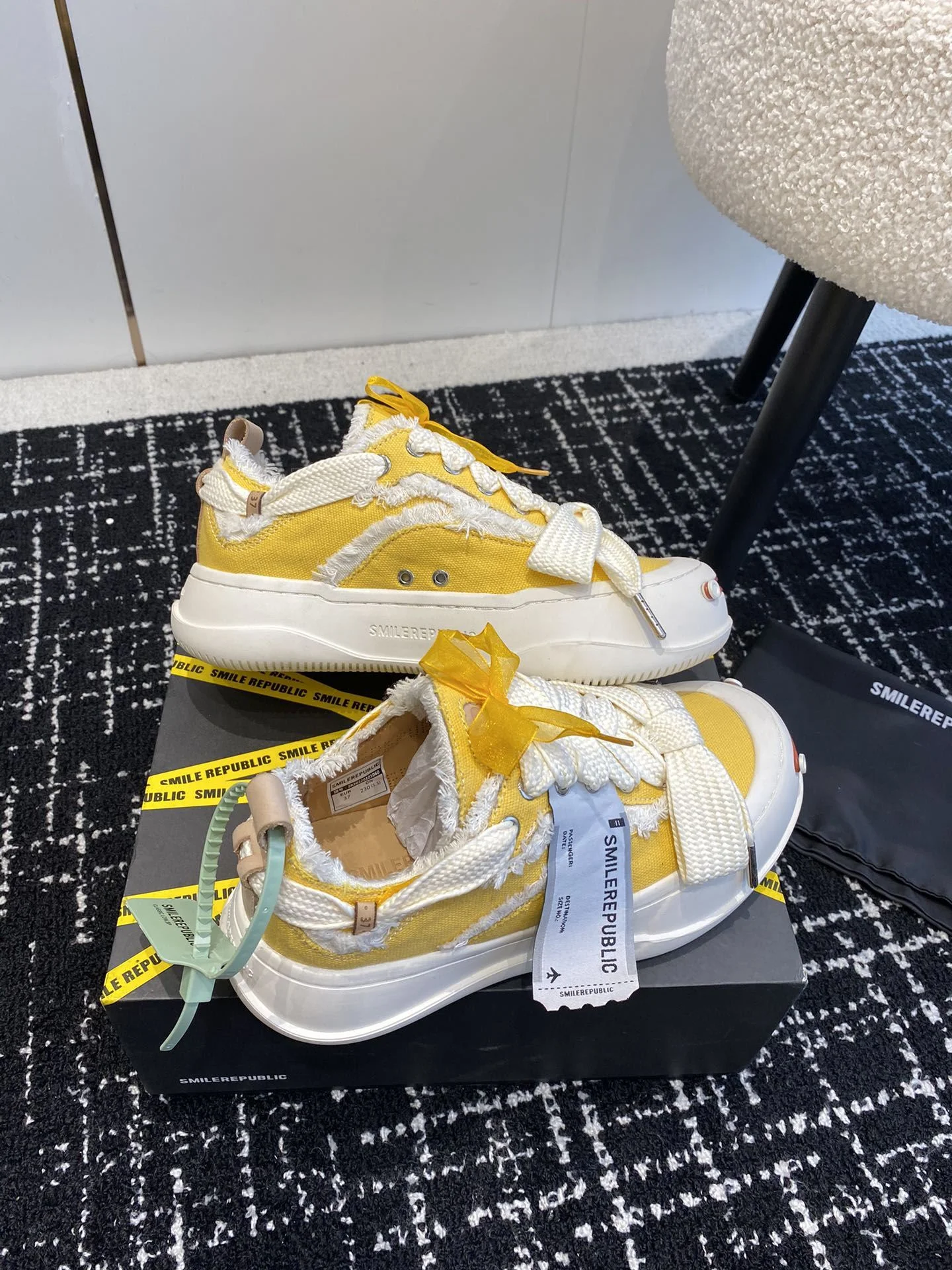 High fidelity Smilerepublic Shoes