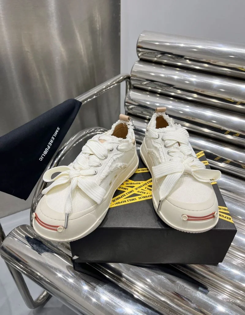 Accurate model Smilerepublic Shoes