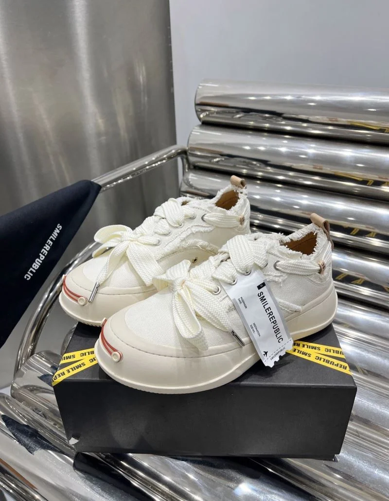 Accurate model Smilerepublic Shoes